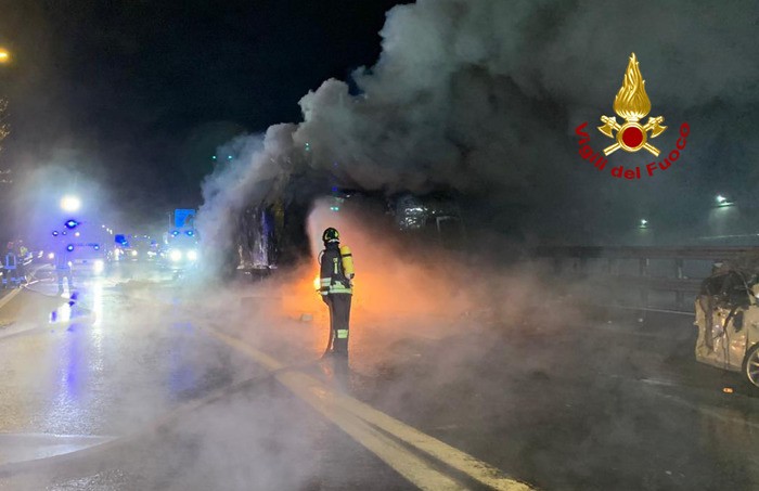 A1, Calenzano: incidente fra due mezzi pesanti e un'auto, incendiati ...