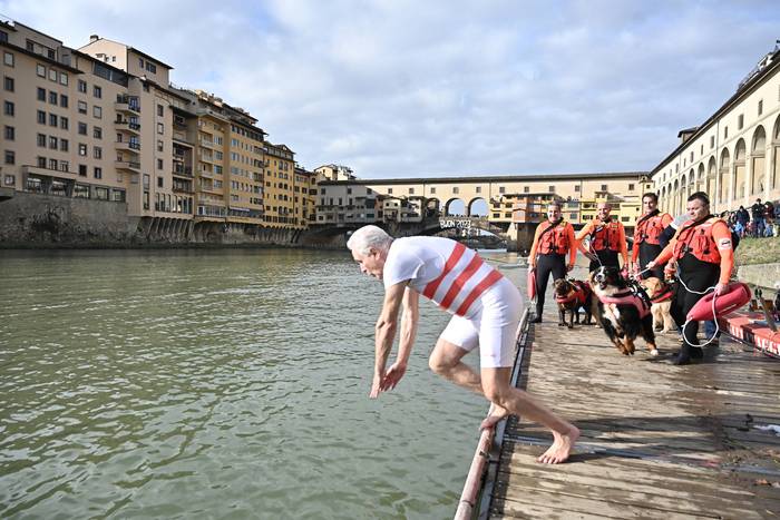 Capodanno, Firenze: torna il tradizionale tuffo in Arno di Giani. E' il ... Capodanno, Firenze: torna il tradizionale tuffo in Arno di Giani. E' il ...