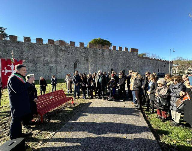 Pisa: una panchina rossa e un'area verde in memoria di Barbara Capovani ...