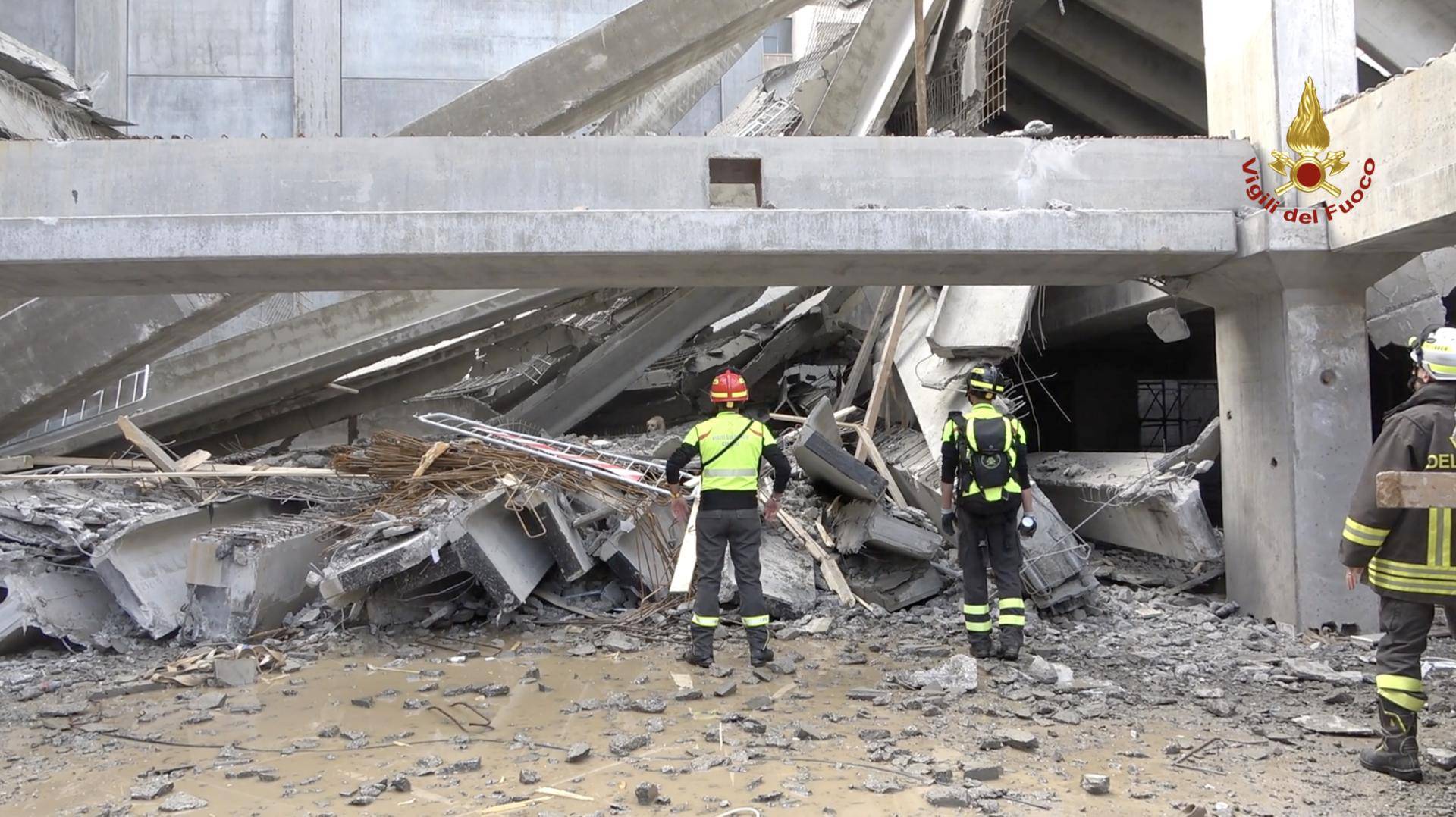 Crollo a Firenze | aperto un varco per cercare il disperso Il fratello ... Crollo a Firenze | aperto un varco per cercare il disperso Il fratello ...