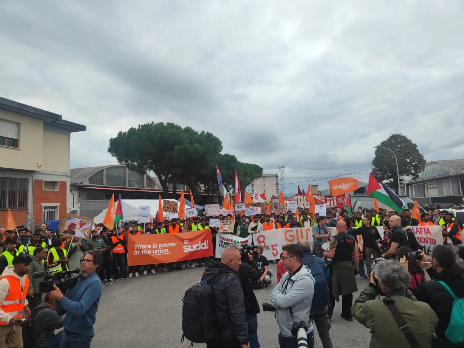 Pistoia: preso a bastonate in fabbrica per essersi rivolto al sindacato ...